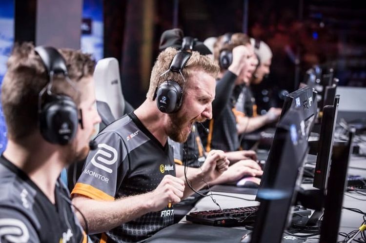 10 Tips for People Who Want to Be Professional Gamers - iCharts