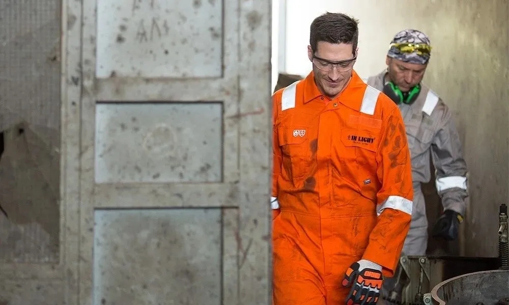 Flame Retardant Clothing Explained ─ Why Tradesmen Need It on High-Risk ...